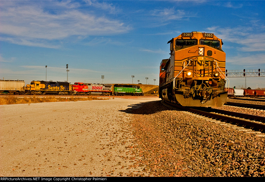 BNSF 5385 meets BNSF 2879, 517, and 8717